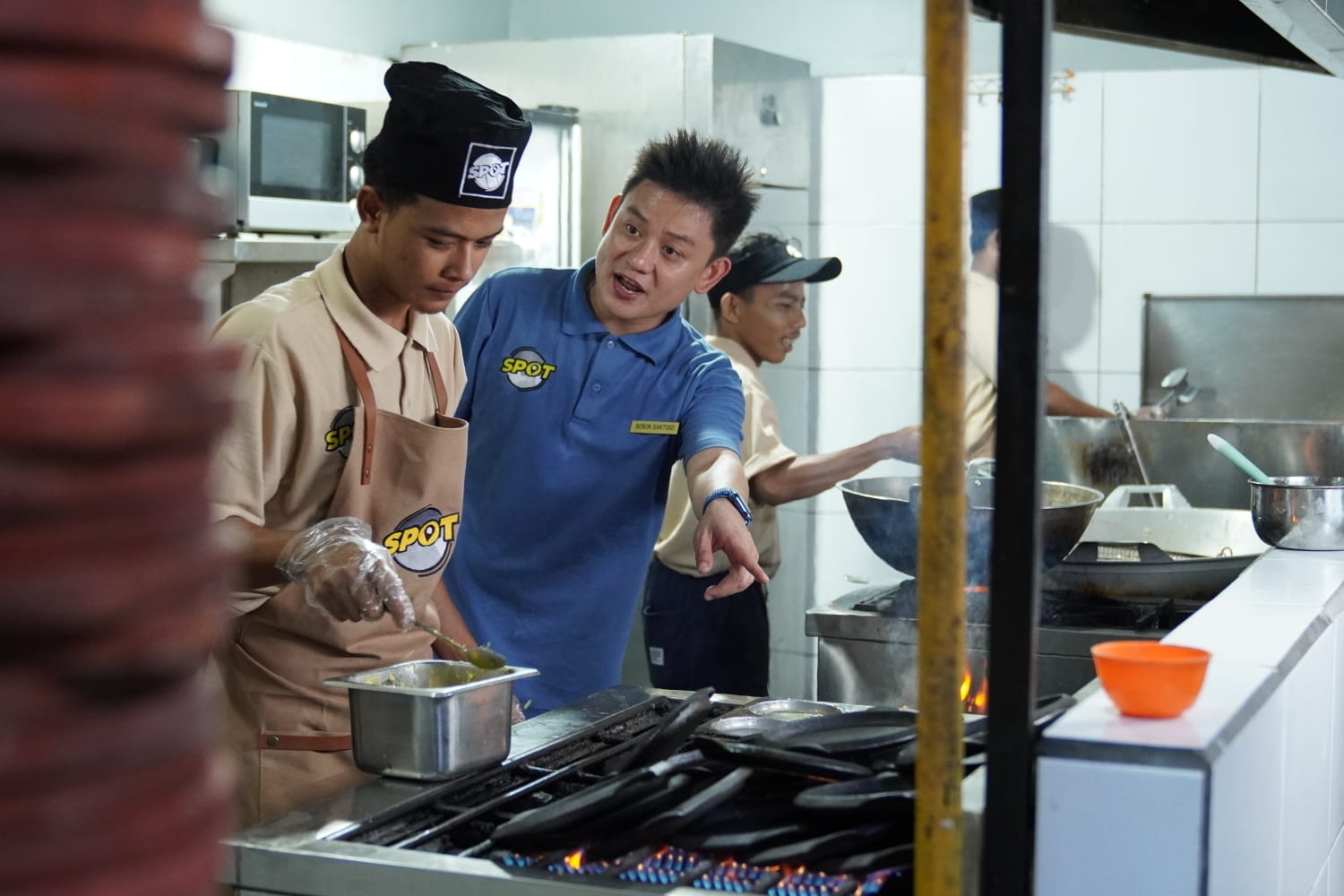 Youtuber Bobon Santoso Jadi Manager Outlet Waroeng Steak & Shake SPOT ...